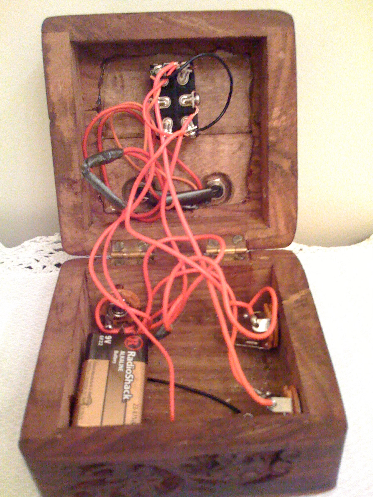 Retro Wooden Guitar Amp A/B Switch Box | Trybotics